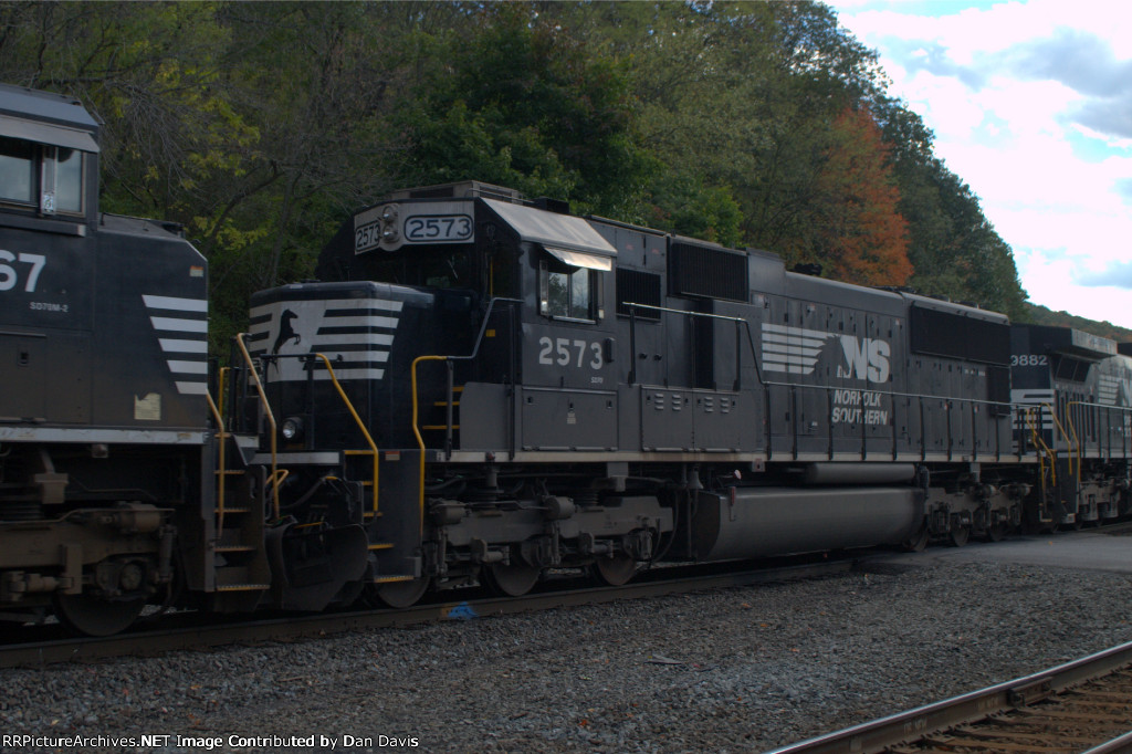 NS SD70 2573 trails on 10G
